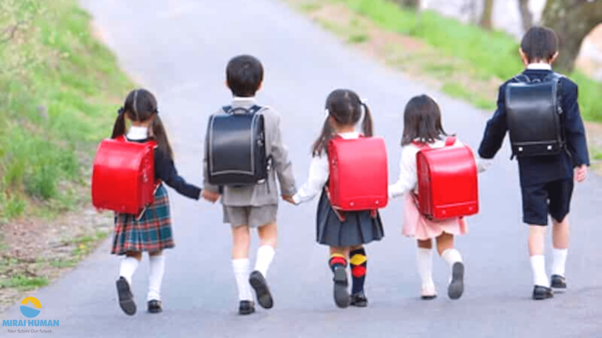 Những điều ba mẹ cần lưu ý trước khi mua balo chống gù cho bé